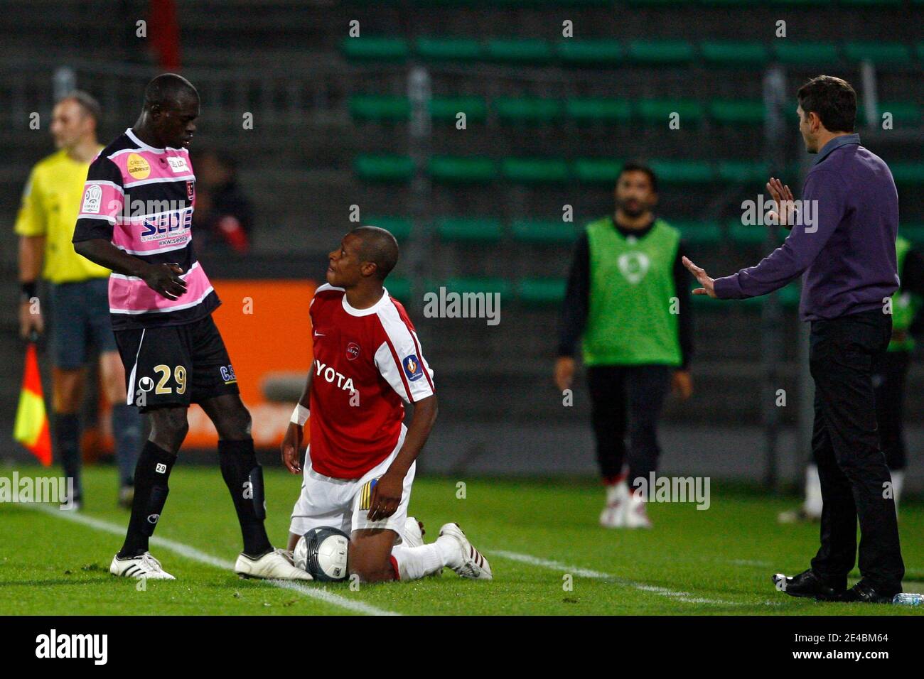 Valenciennes' Johan Audel is having an argument with Boulogne's Zargo ...