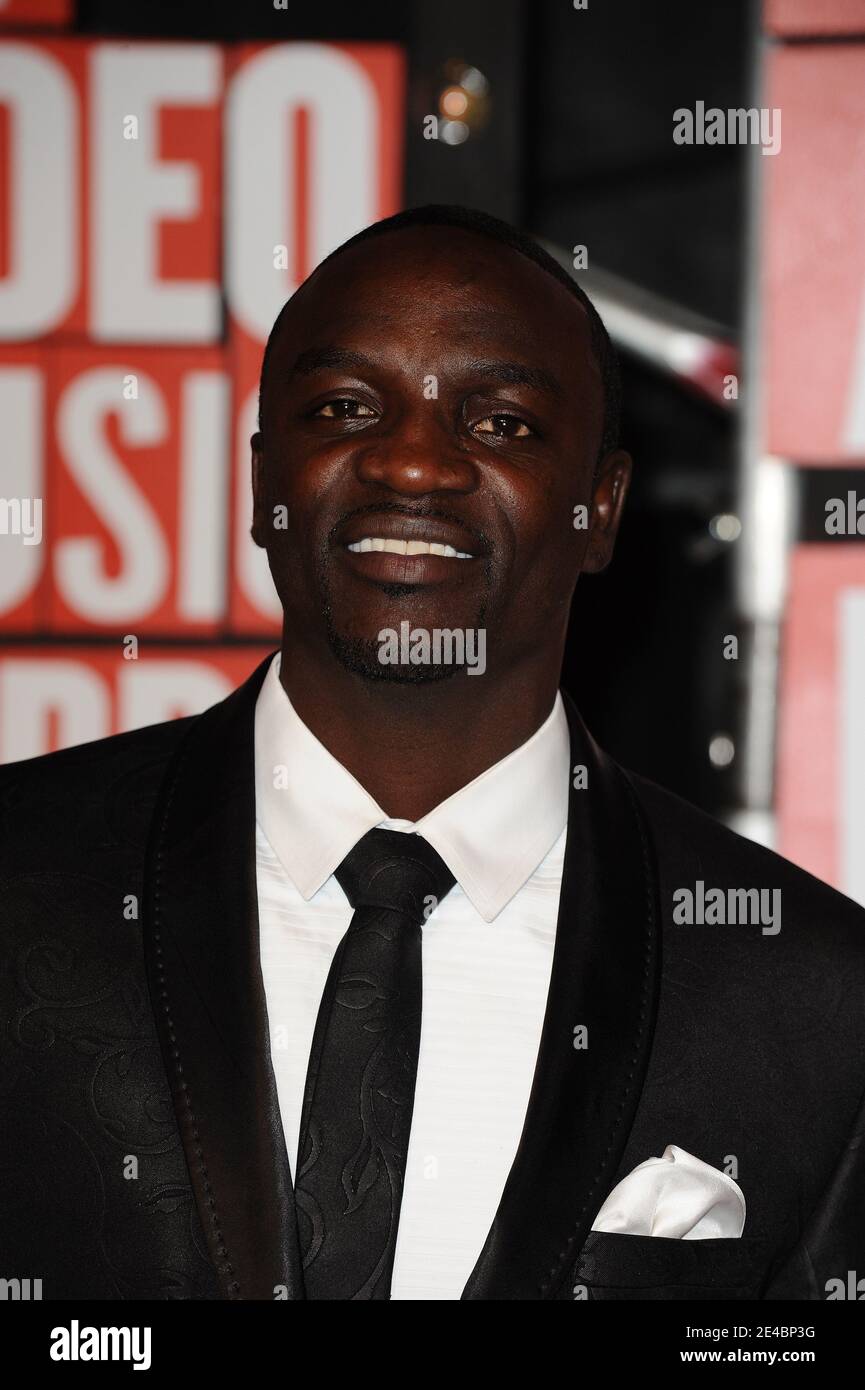 Musician Akon arriving at the 2009 MTV Video Music Awards, held at the ...