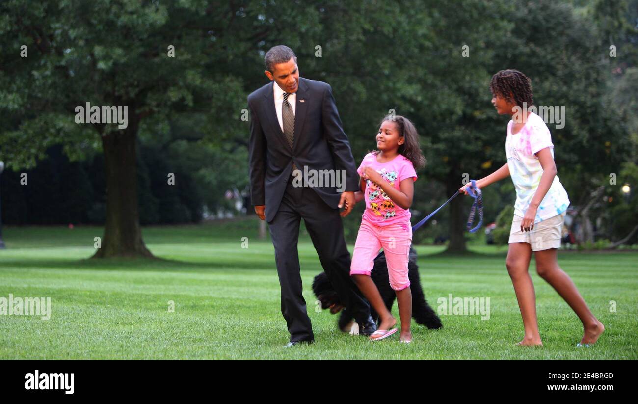 President Barack Obama gets a warm welcome home from daughters Sasha ...