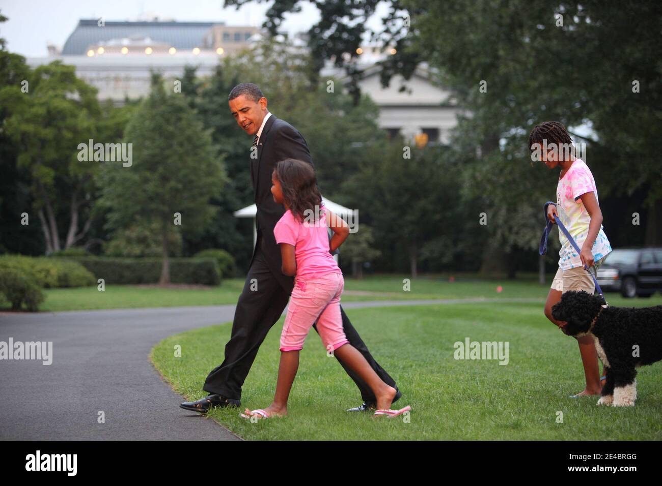 President Barack Obama gets a warm welcome home from daughters Sasha ...