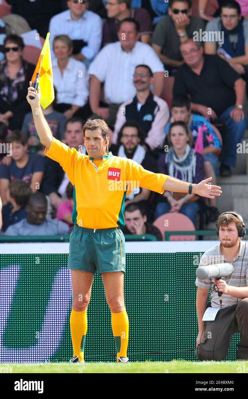 Illustration assistant referee with his flag during the French Top 14 ...