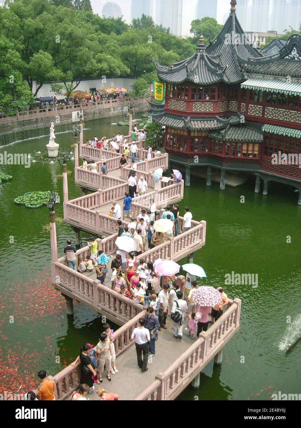 Zig zag bridge yu garden hi-res stock photography and images - Alamy