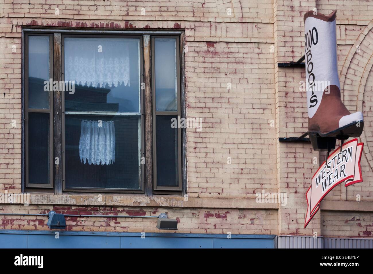 Western wear store and boot sign hi-res stock photography and images ...