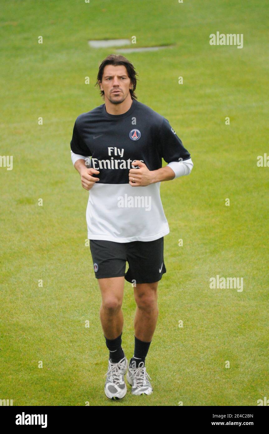Paris saint germain goalkeeper gregory coupet hi-res stock photography ...