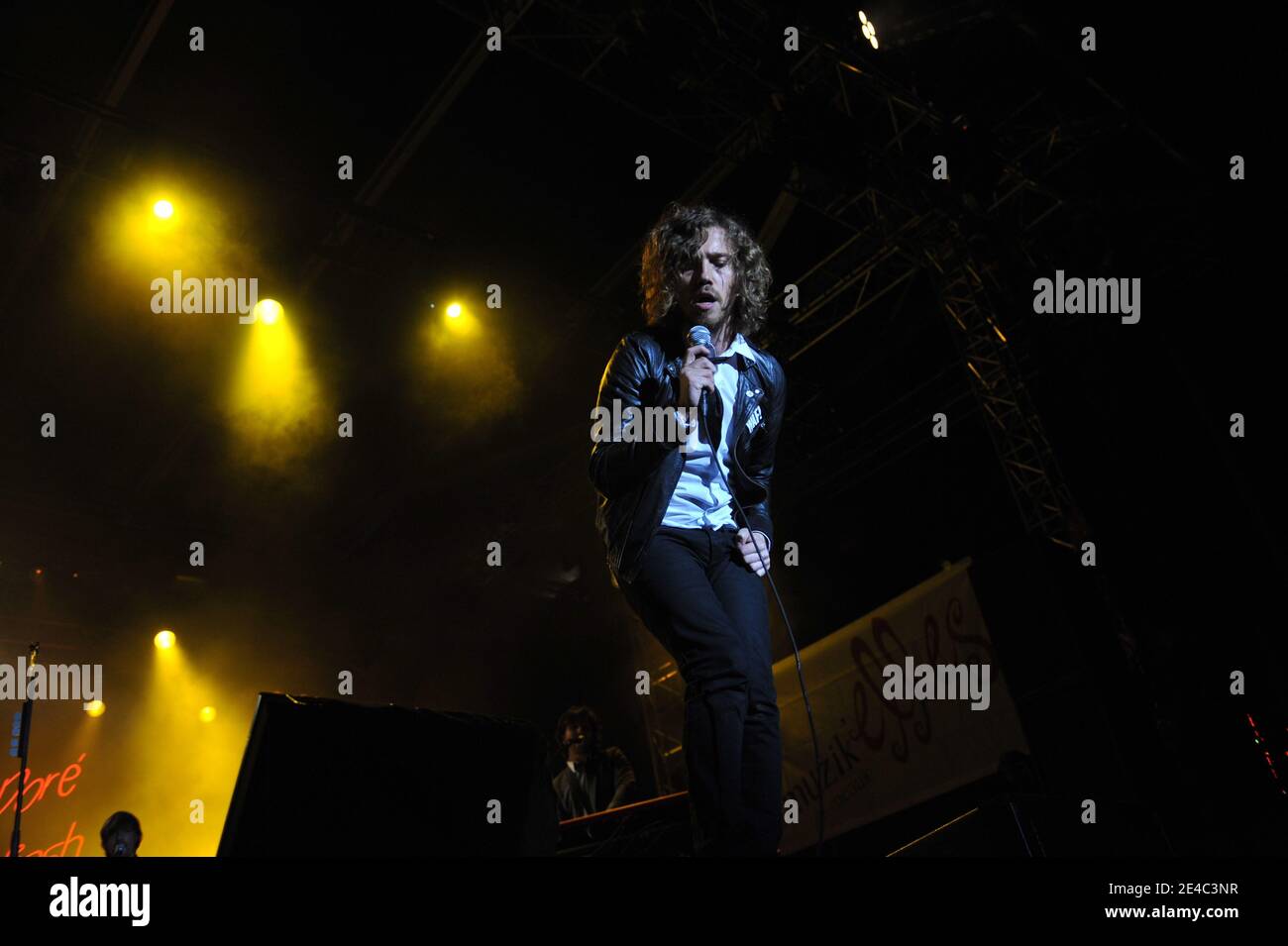 Julien Dore performs live with Camelia-Jordana, La Nouvelle Star 2009 ...