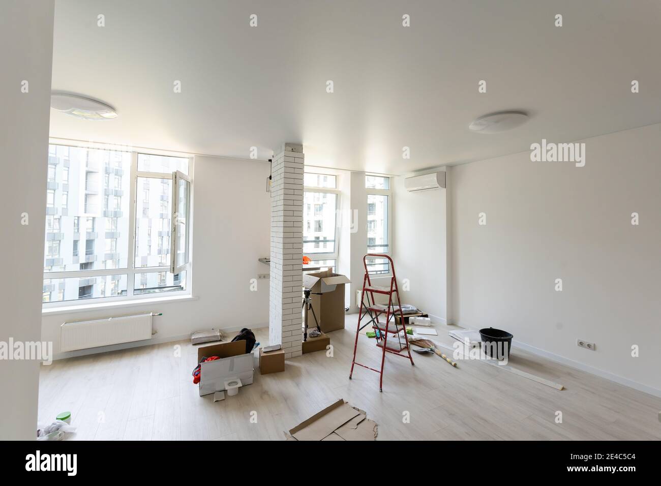 Empty unfinished renovated room hi-res stock photography and images - Alamy