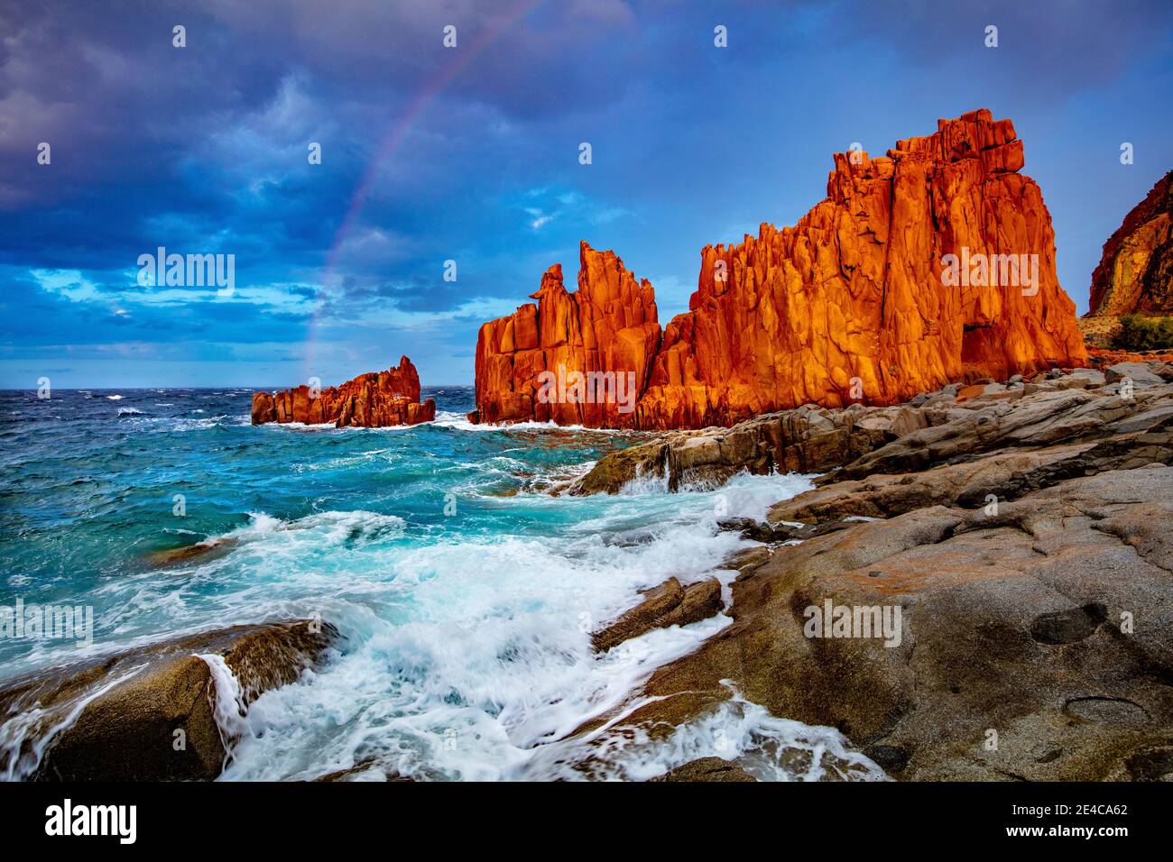 Rock protruding from the sea hi-res stock photography and images - Alamy