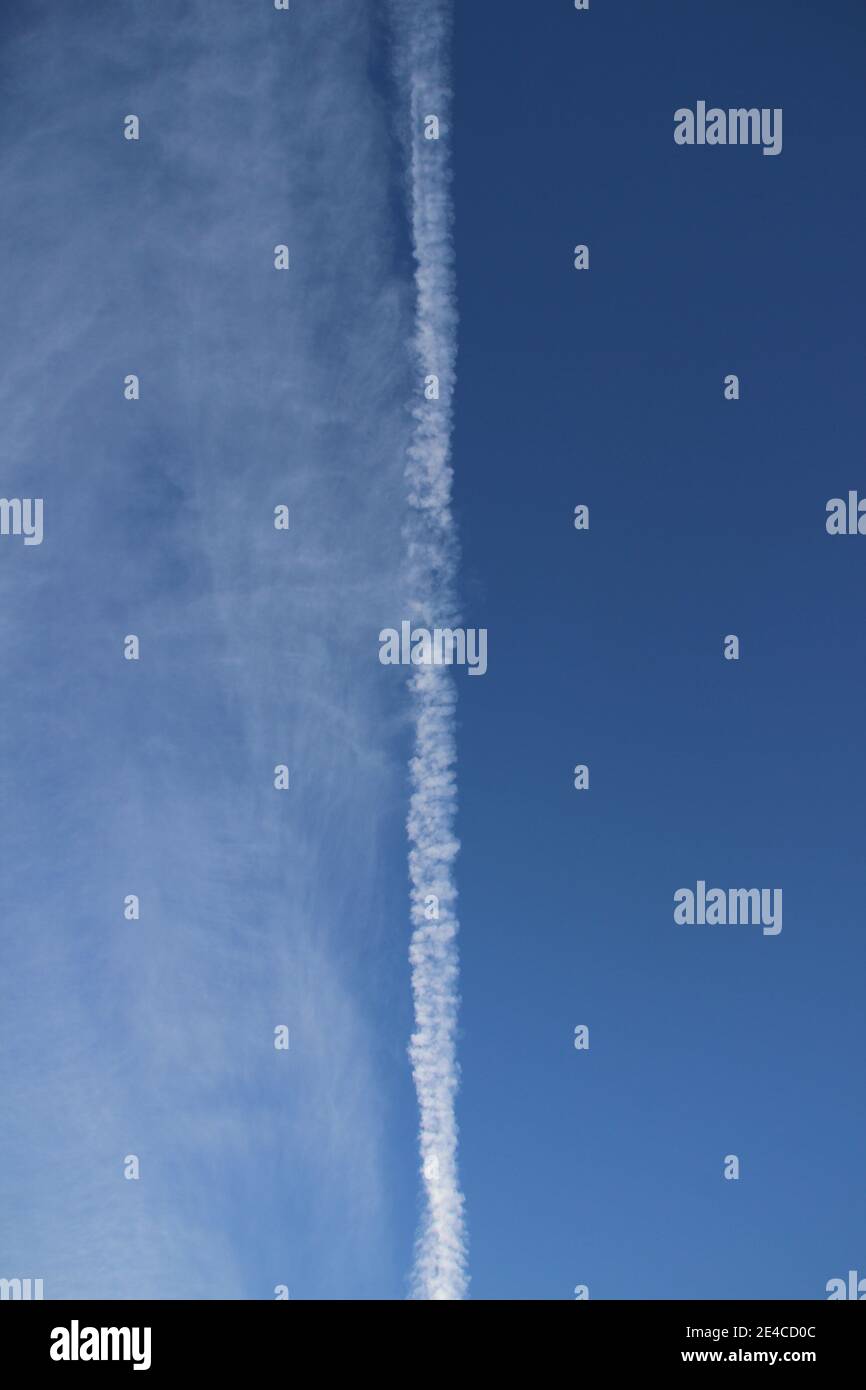 Aeroplanes contrails hi-res stock photography and images - Alamy
