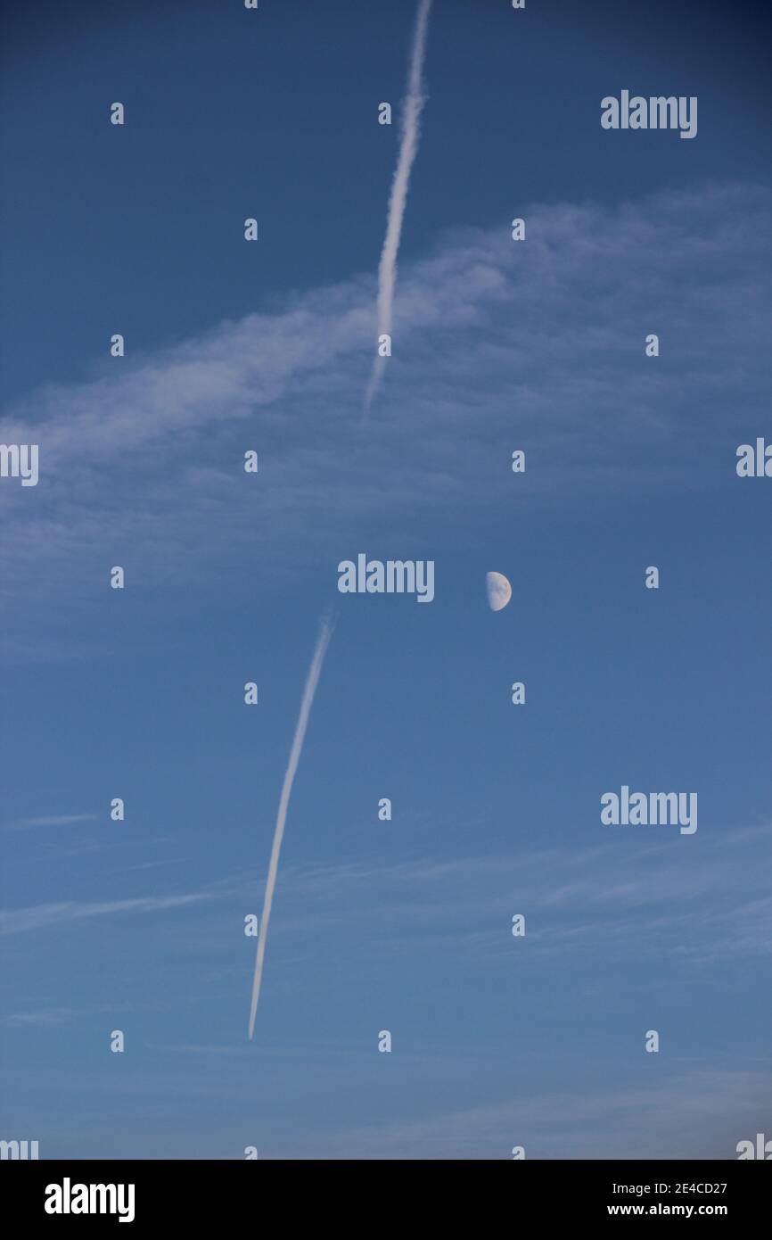 Aeroplanes contrails hi-res stock photography and images - Alamy