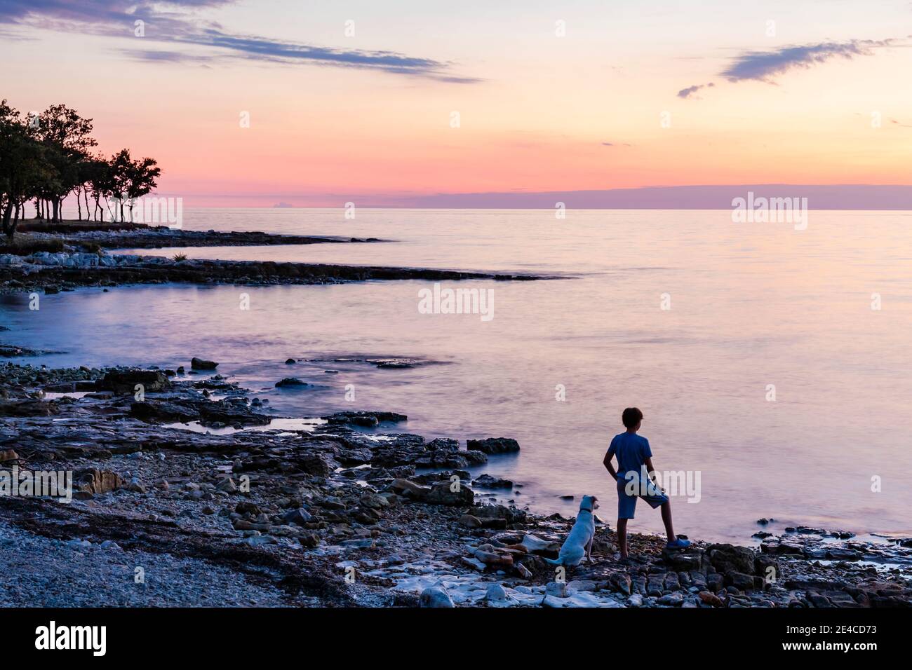 Boy watching sunset hi-res stock photography and images - Alamy