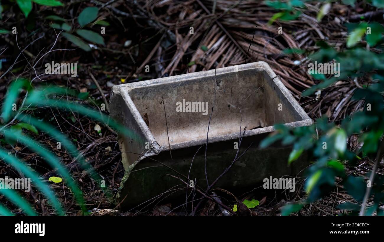 Disintegrating concrete hi-res stock photography and images - Alamy