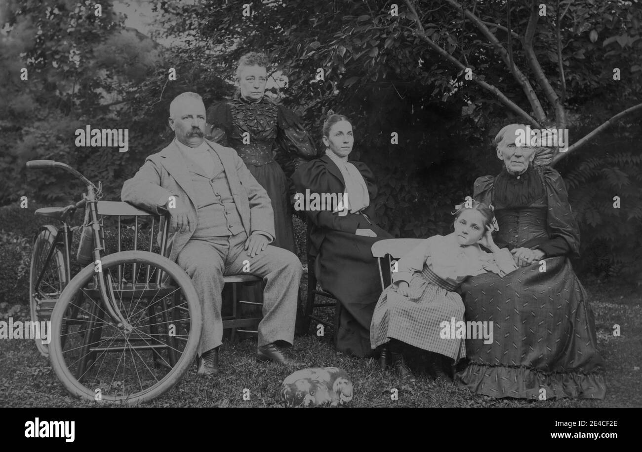Portrait photo 19th century family hi-res stock photography and images ...