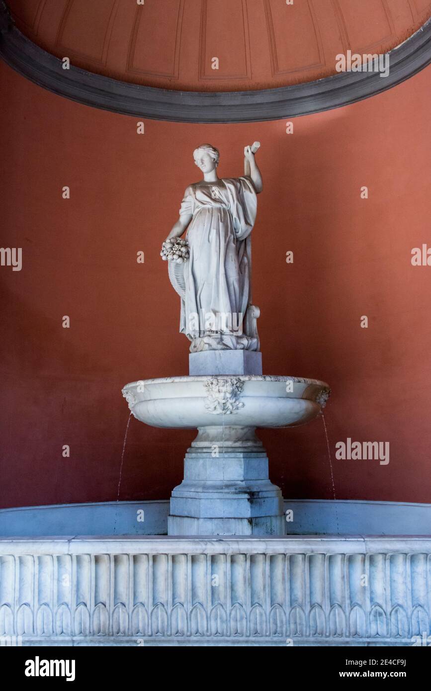 Statues in fountain hi-res stock photography and images - Alamy
