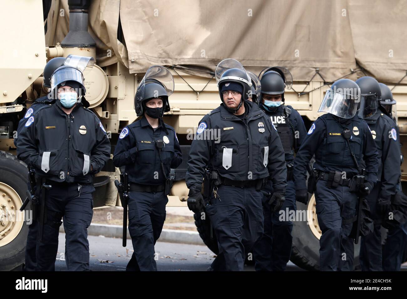 Metropolitan police in riot gear hi-res stock photography and images ...