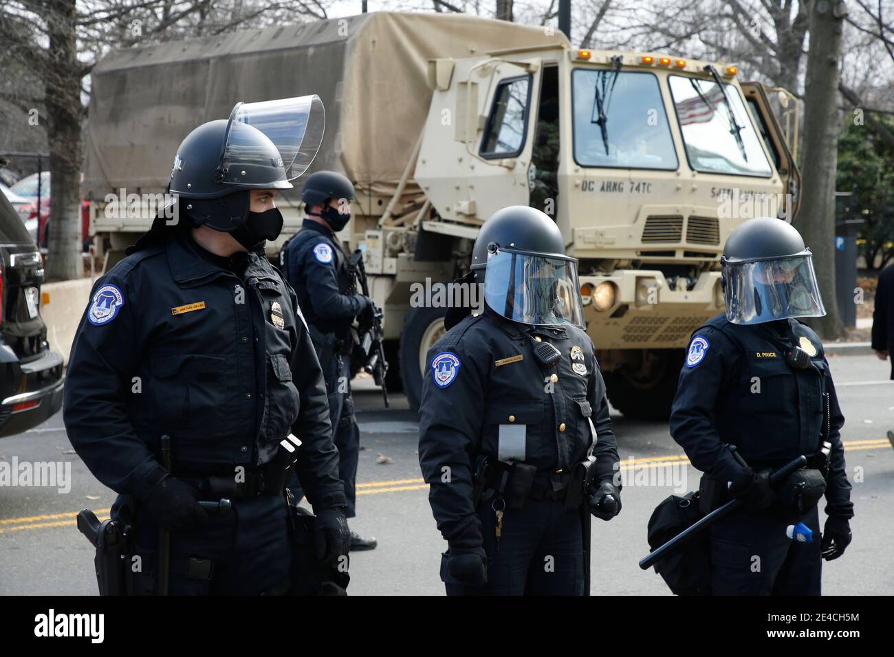 Metropolitan police in riot gear hi-res stock photography and images ...