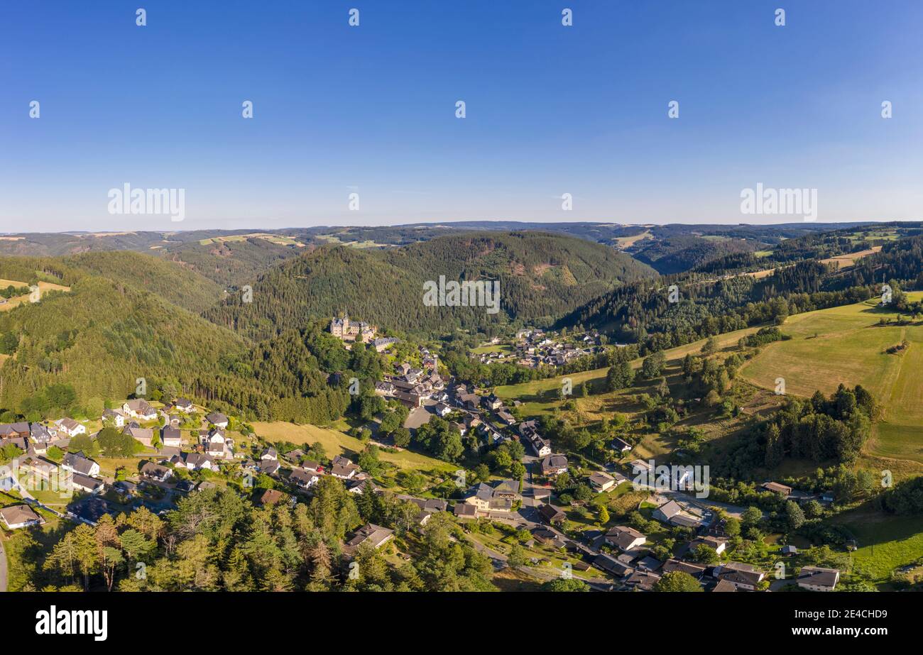 Germany, Bavaria, Lauenstein, town, overview, castle, mountains, forest ...