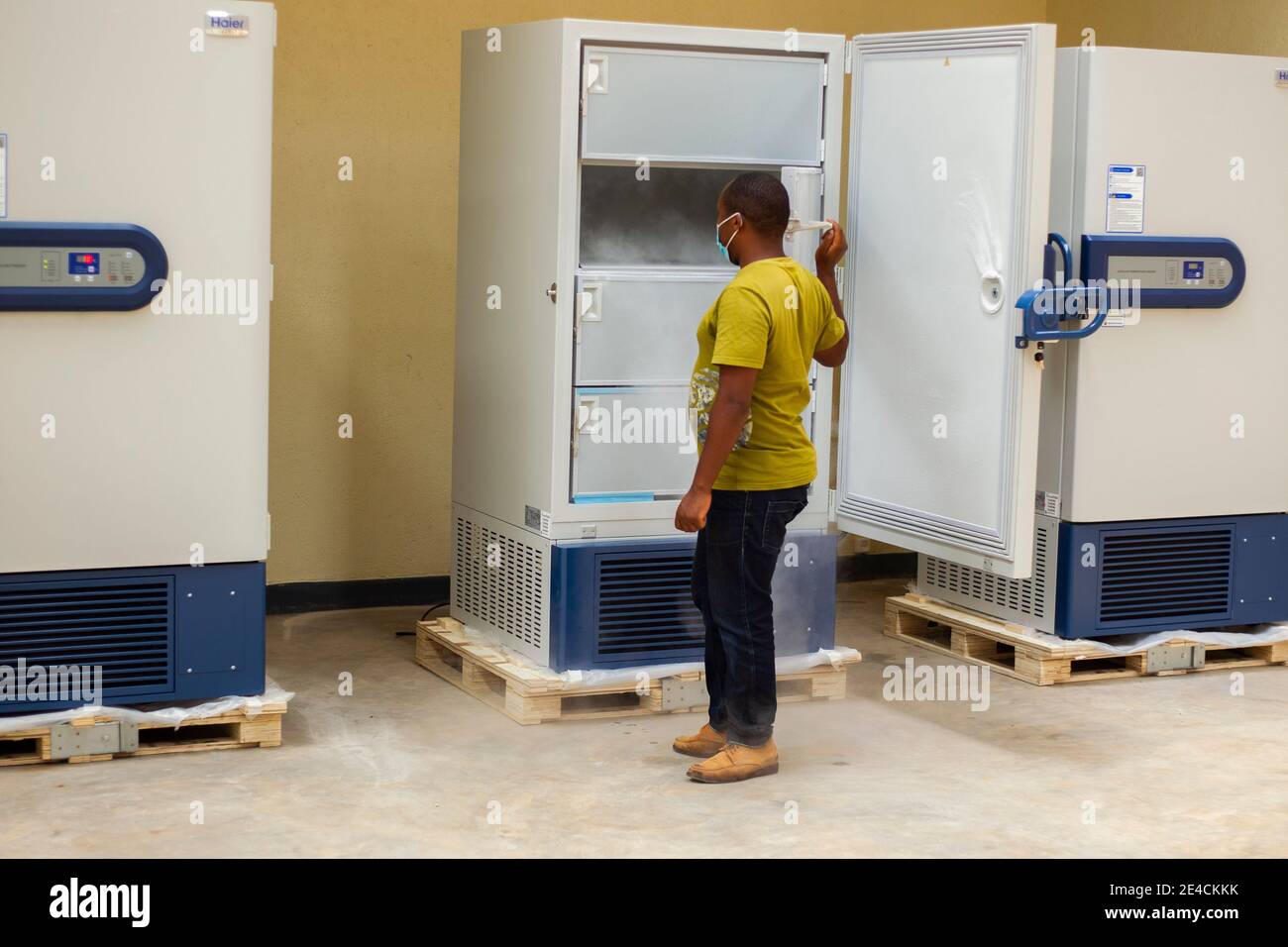 Ultra freezer hi-res stock photography and images - Alamy