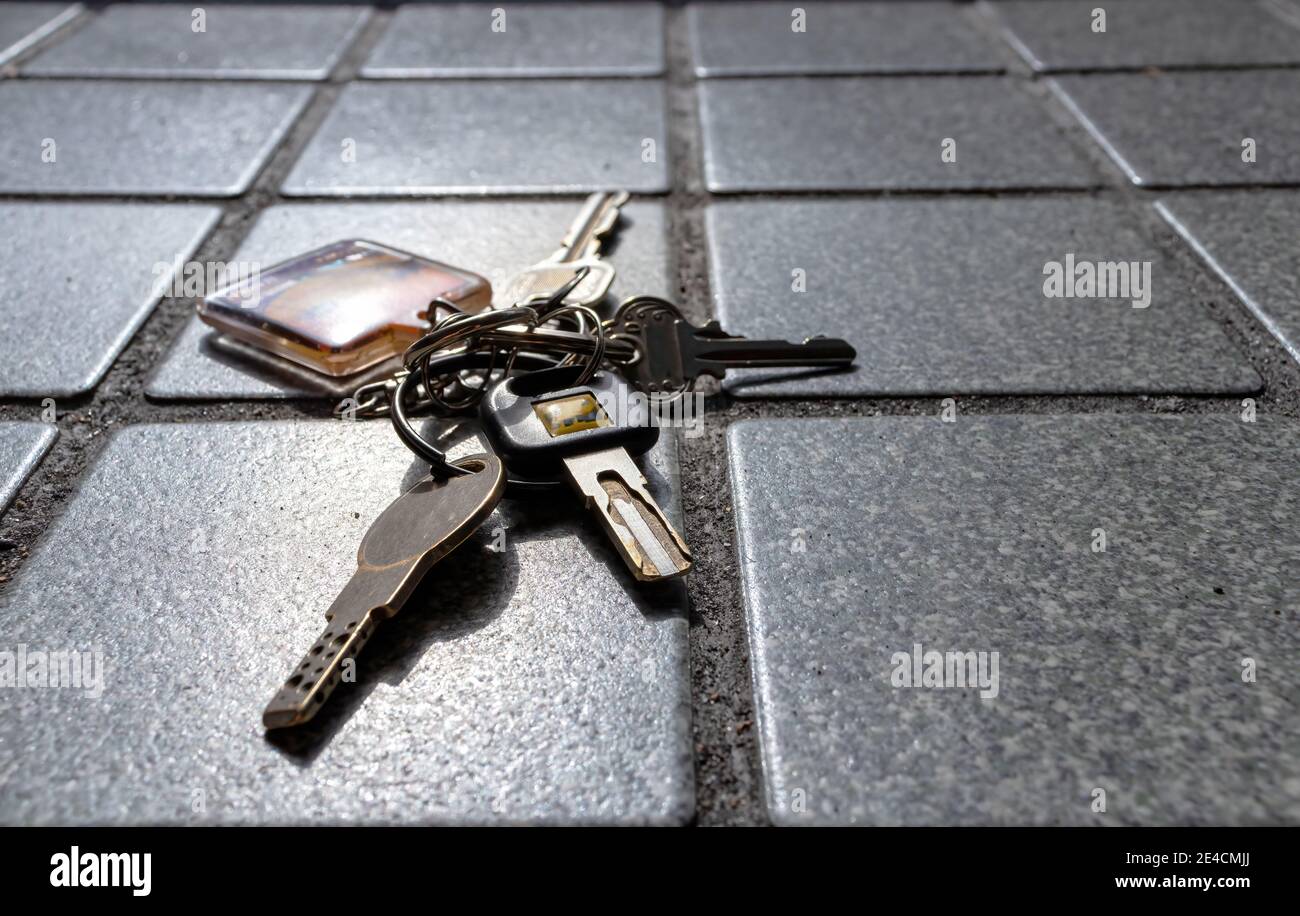 Lost dropped keys hi-res stock photography and images - Alamy