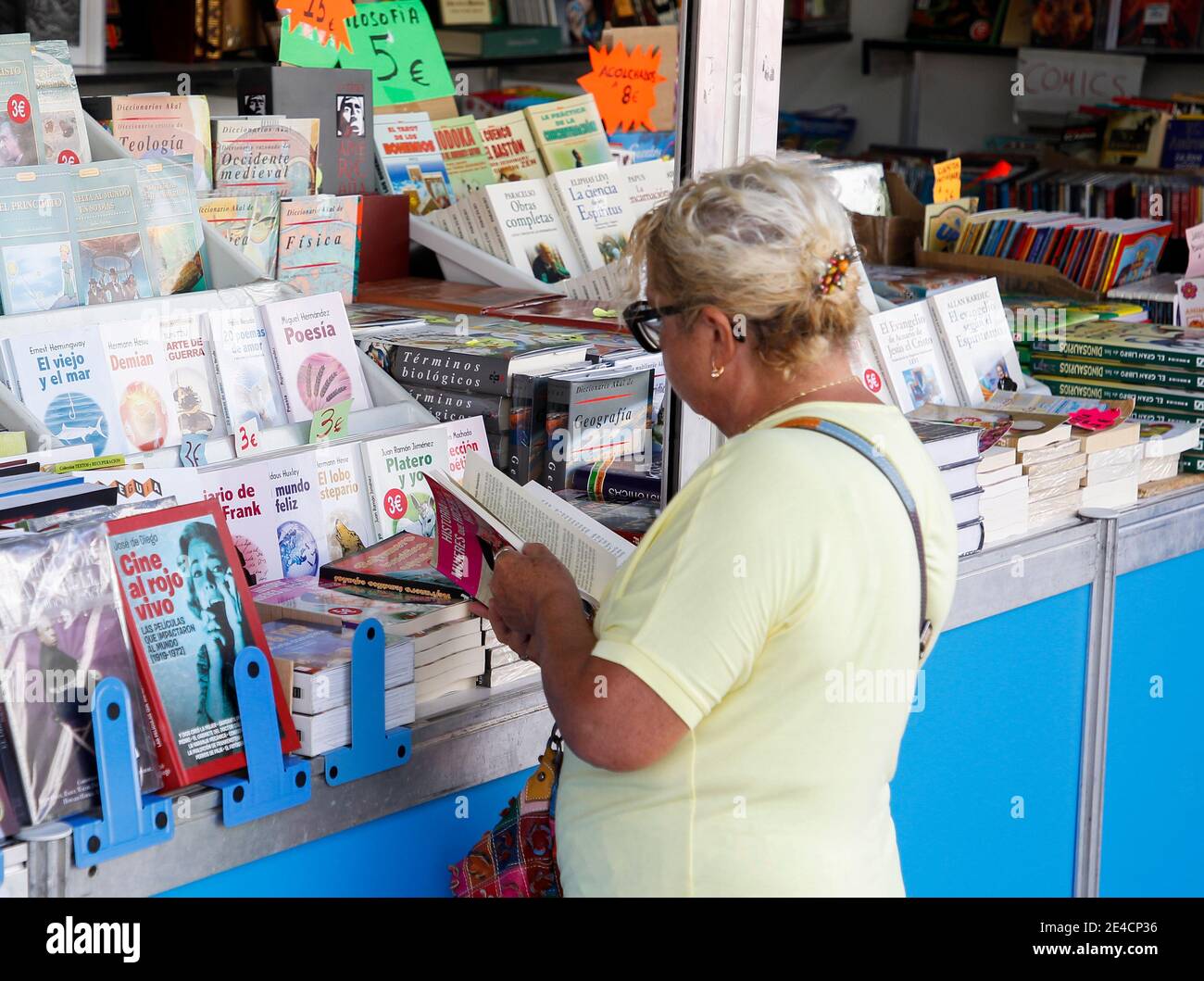 Antique bookstore woman hi-res stock photography and images - Alamy