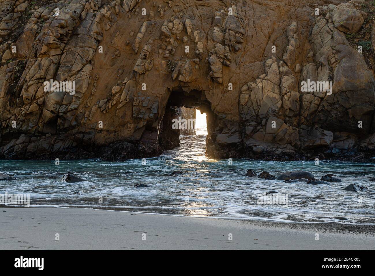 Keyhole arch hi-res stock photography and images - Alamy