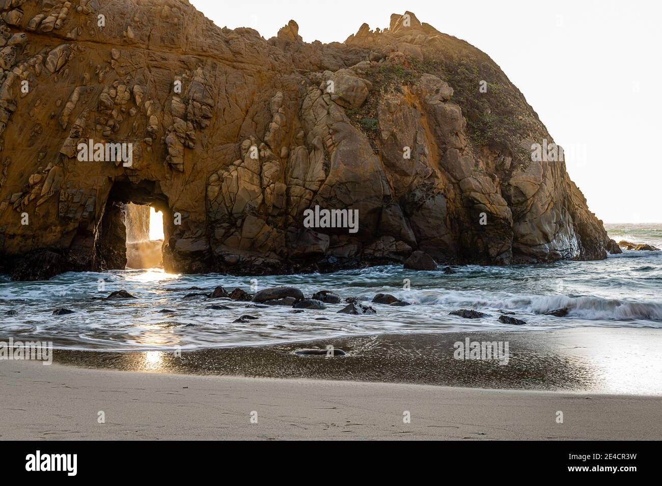 Winter Light Beams through Keyhole Arch Stock Photo - Alamy