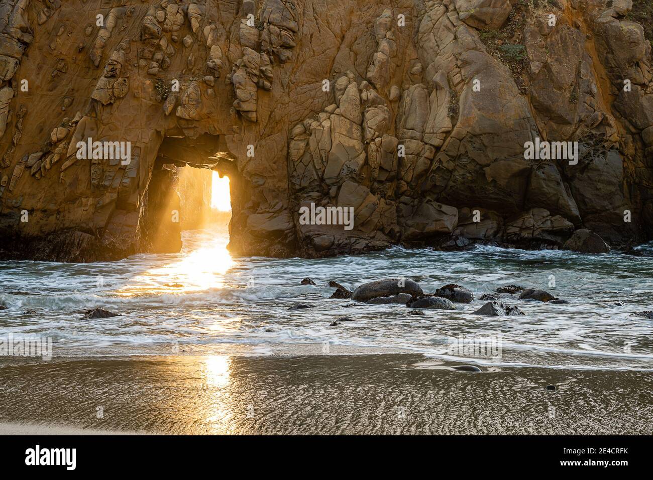 Winter Light Beams through Keyhole Arch Stock Photo - Alamy