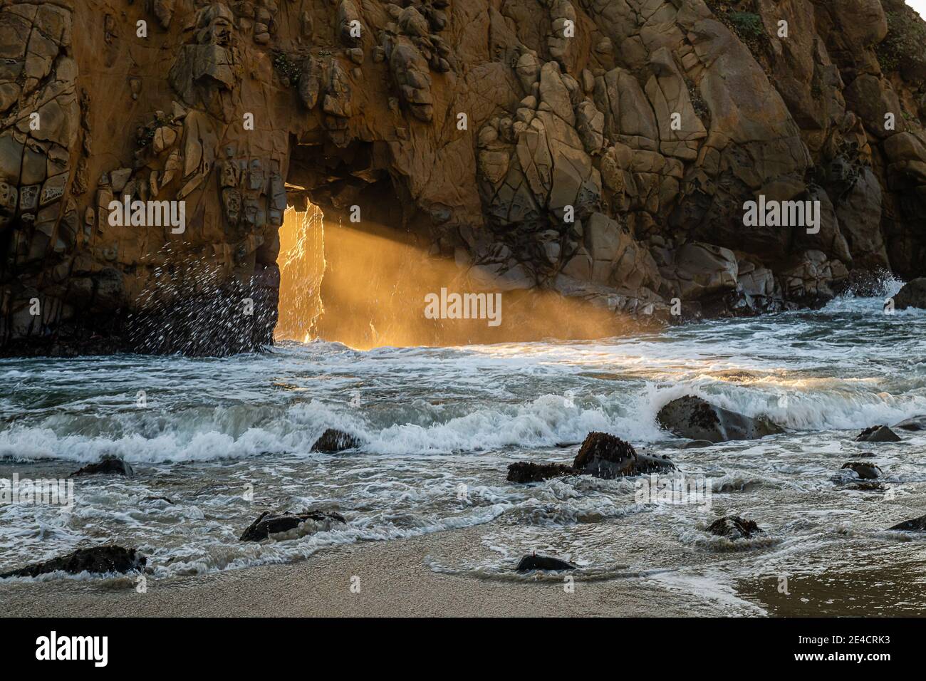 Winter Light Beams through Keyhole Arch Stock Photo - Alamy