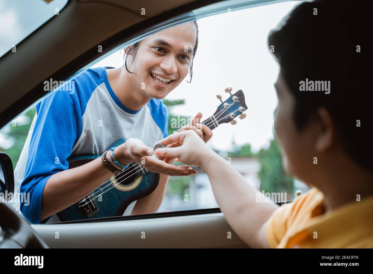 Roadside musicians hi-res stock photography and images - Alamy