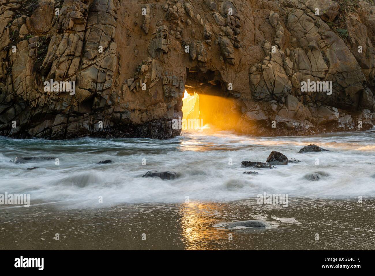 Winter Light Beams through Keyhole Arch Stock Photo - Alamy