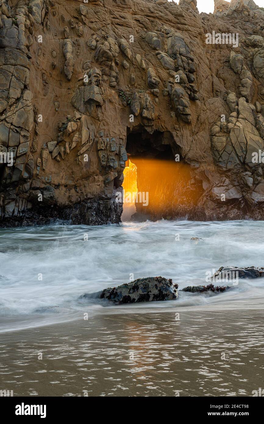 Winter Light Beams through Keyhole Arch Stock Photo - Alamy