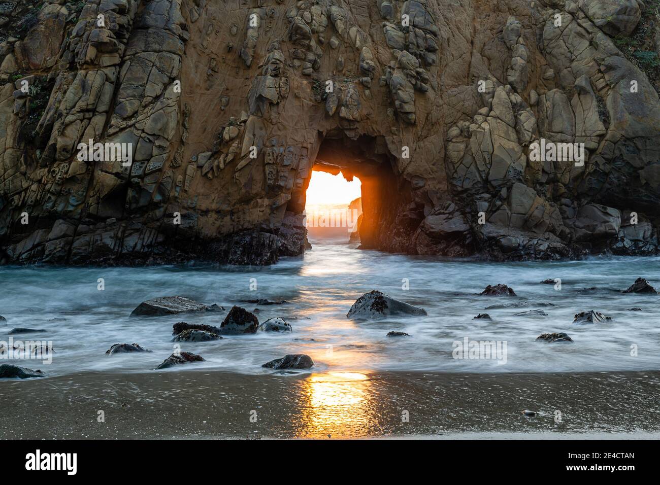 Winter Light Beams through Keyhole Arch Stock Photo - Alamy