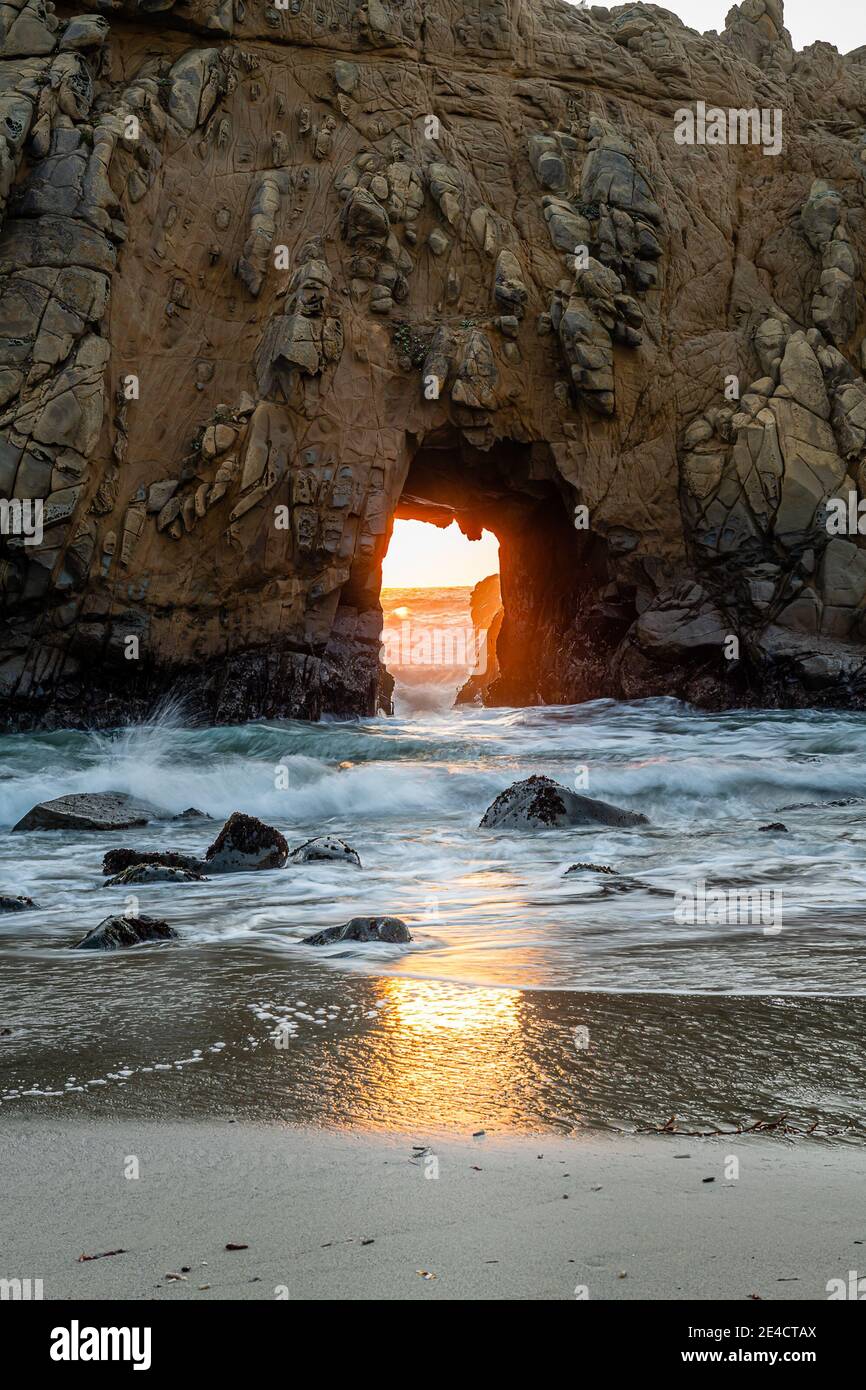 Through keyhole hi-res stock photography and images - Alamy