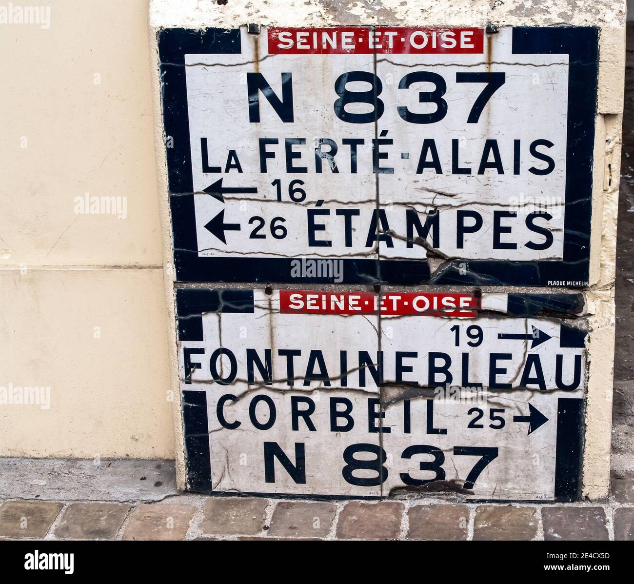 Road signs by Michelin Ca 1918 (Enameled lava Stock Photo - Alamy