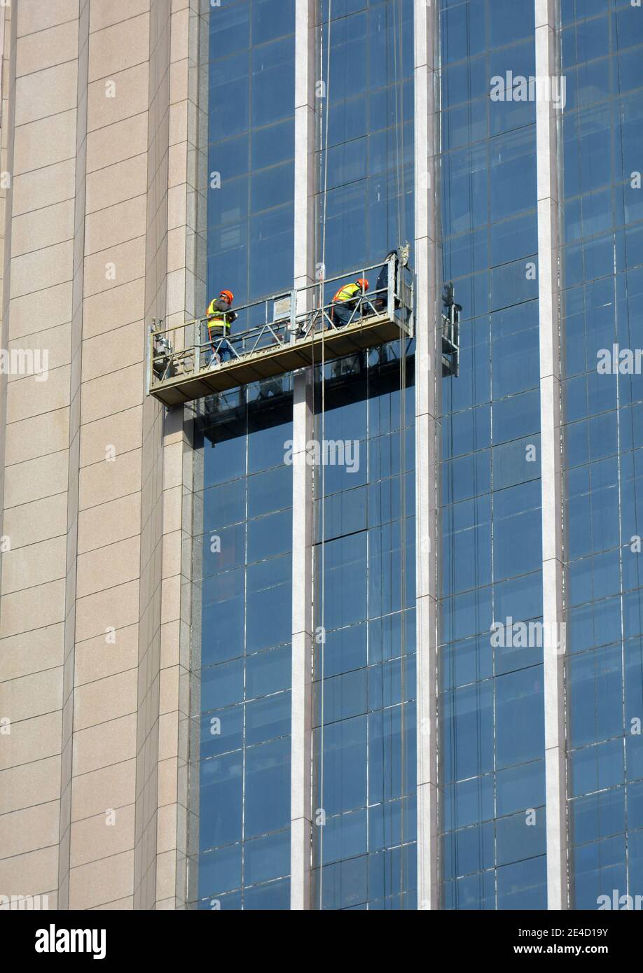 Scaffold skyscraper hi-res stock photography and images - Alamy