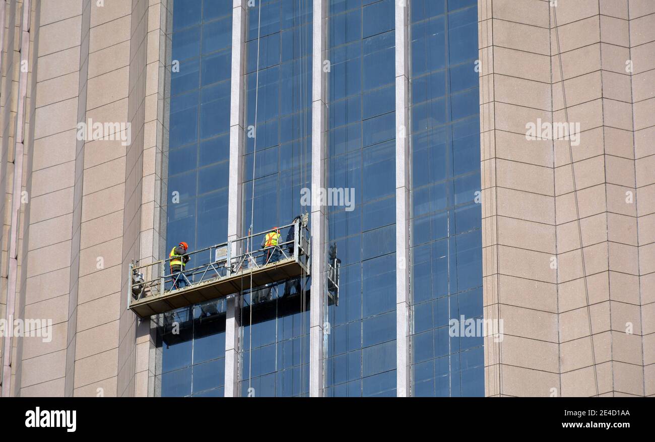 Scaffold skyscraper hi-res stock photography and images - Alamy