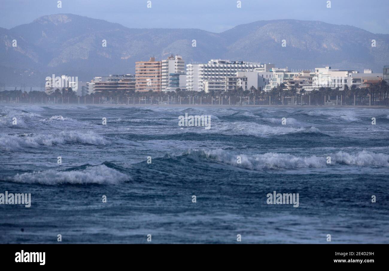 Strong wind on roads hi-res stock photography and images - Alamy