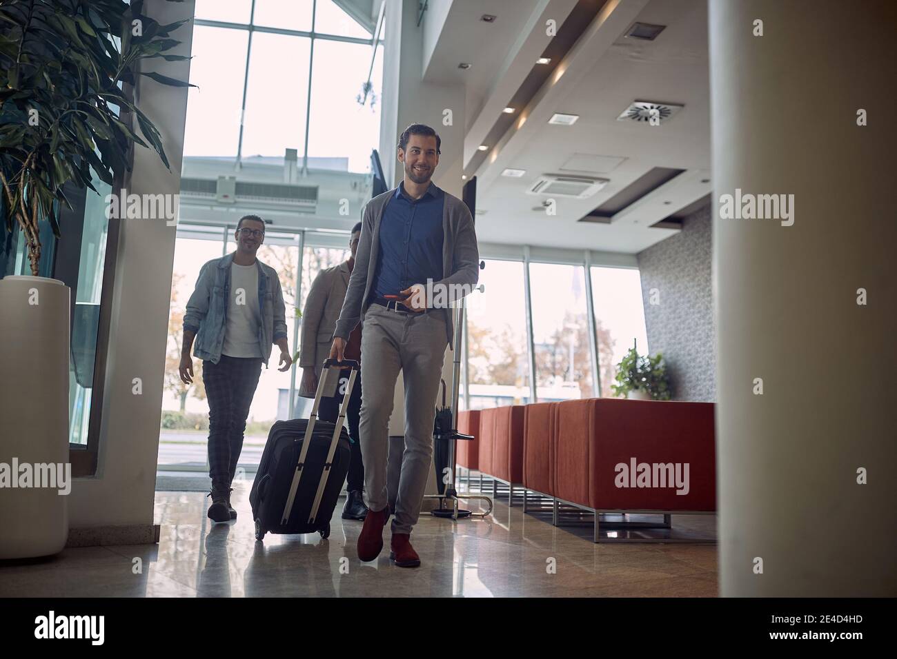 Business people walking hotel lobby hi-res stock photography and images ...