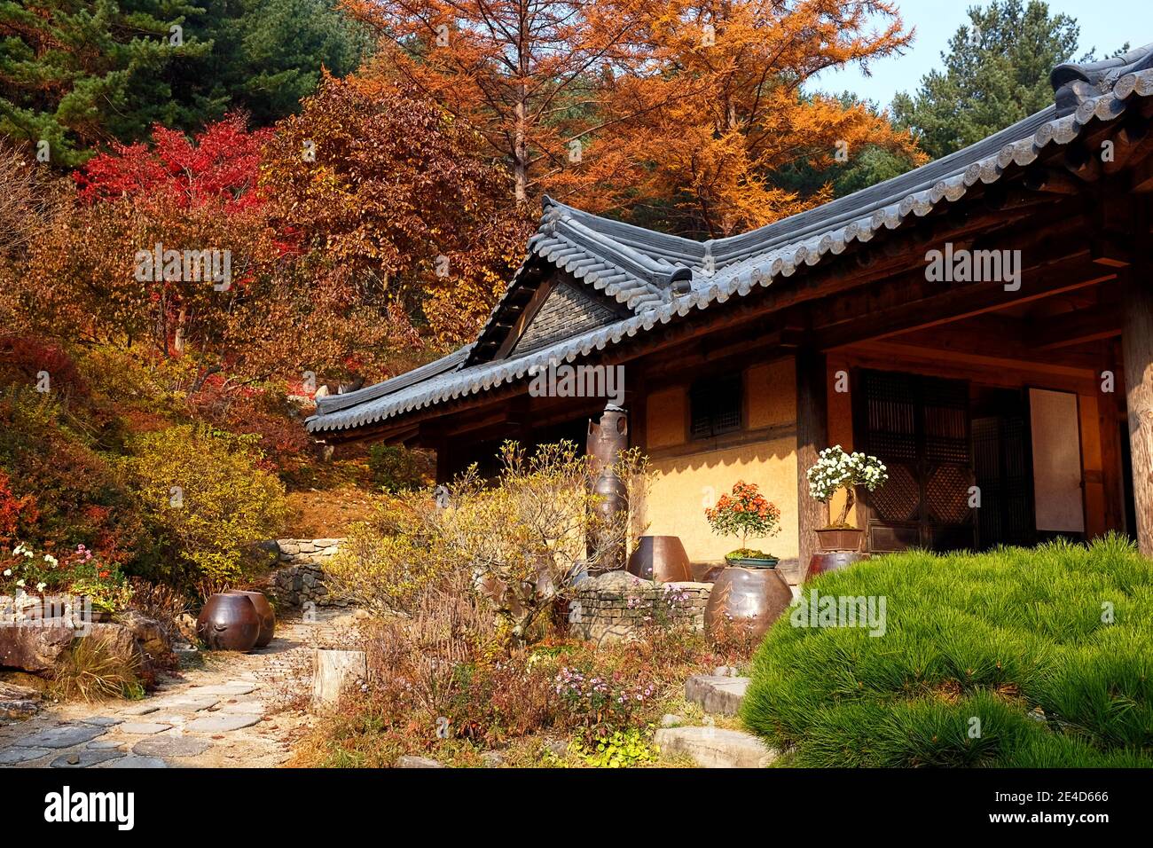 Traditional korean house hi-res stock photography and images - Alamy