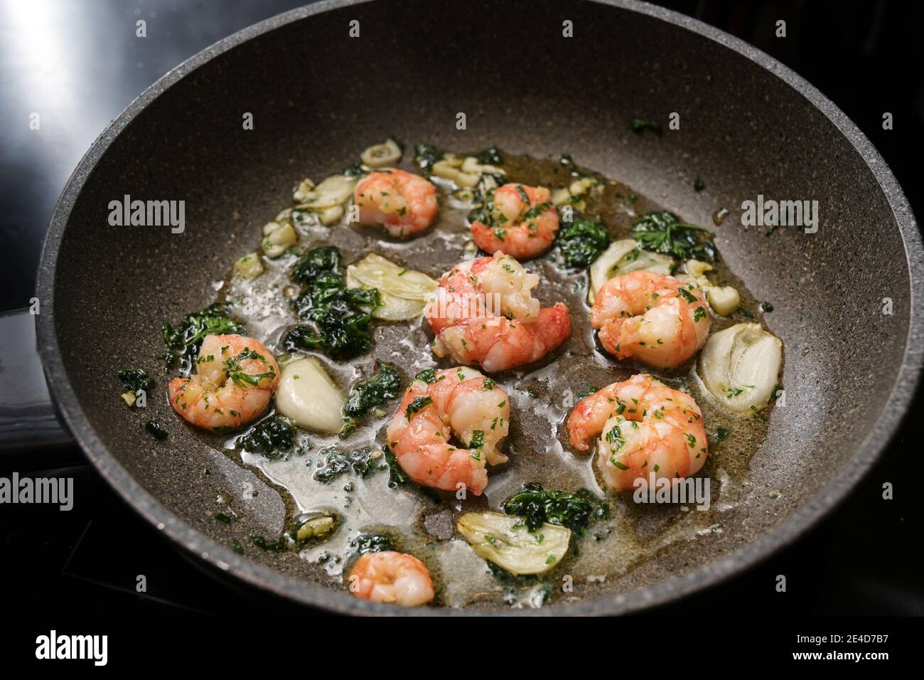 Black tiger prawns hi-res stock photography and images - Alamy