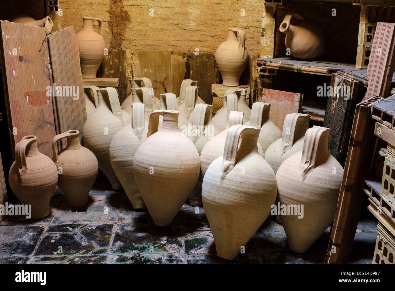 Traditional Arabic oven for firing ceramics. Alfareria Pablo & Paco ...
