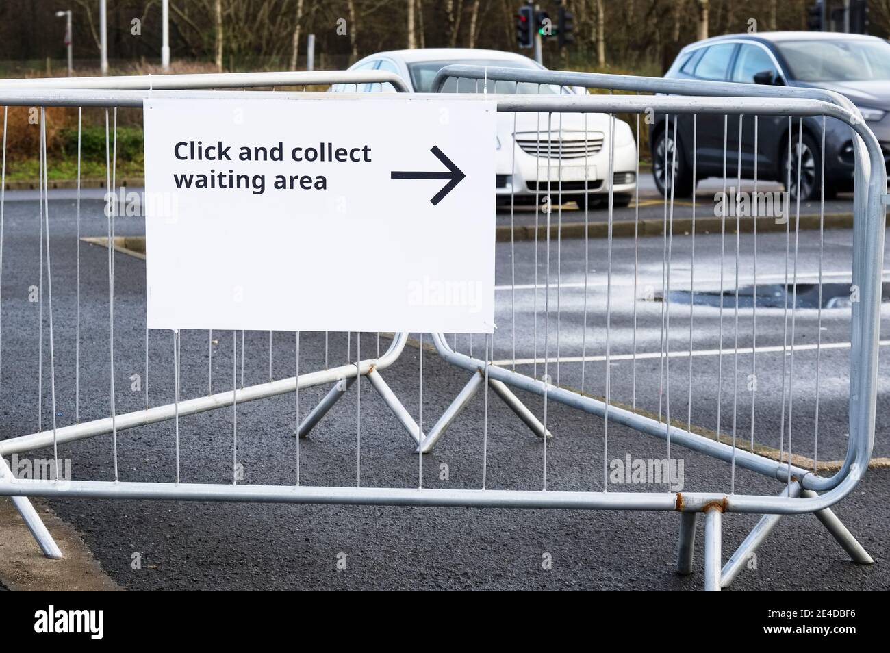 Click and collect store sign at entrance Stock Photo - Alamy