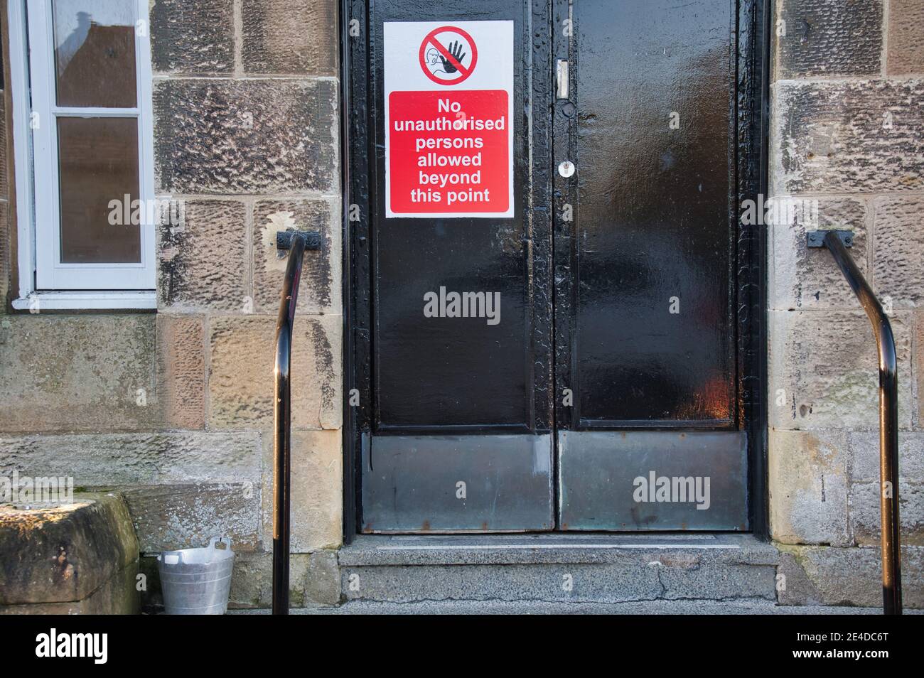 Building closed no entry sign on building door Stock Photo - Alamy