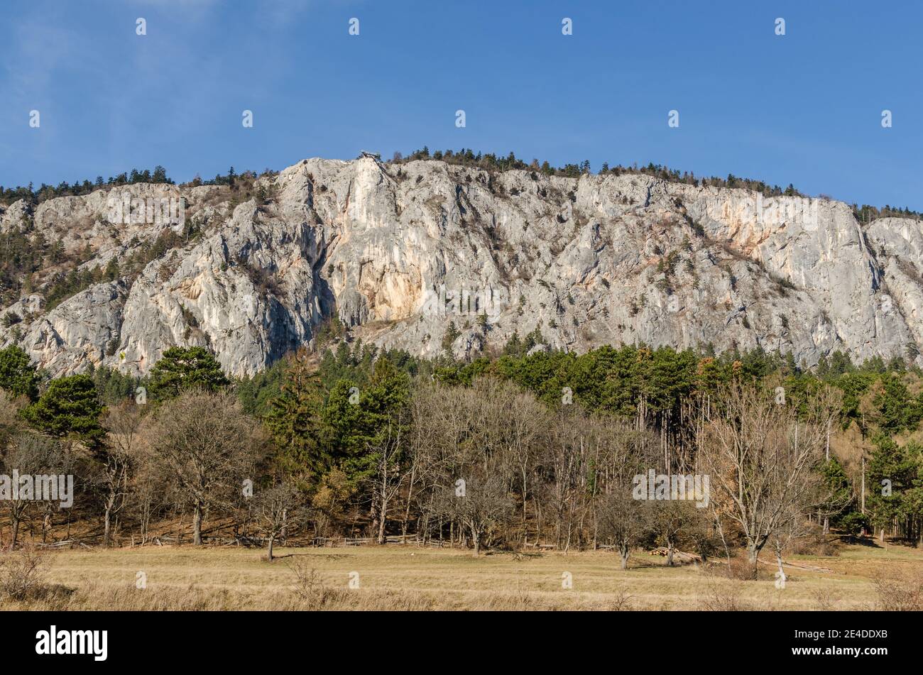 High rock wall hi-res stock photography and images - Alamy