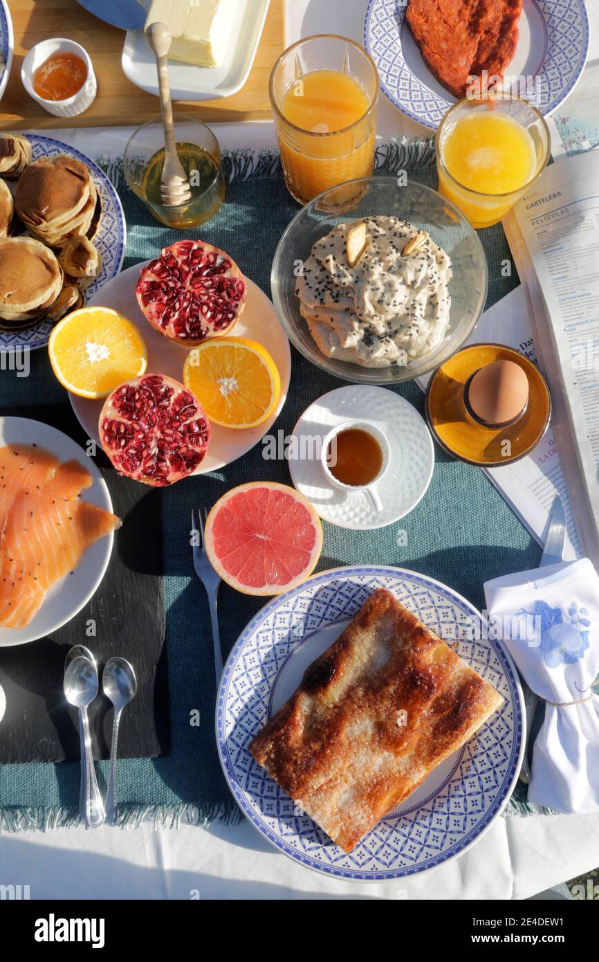 breakfast morning buffet brunch with food and drinks Stock Photo - Alamy