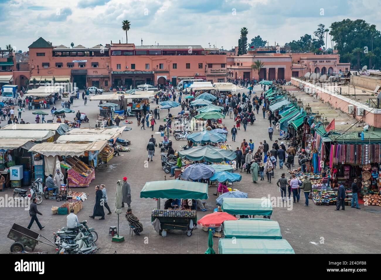 Marrakech souk & Jemaa el-Fnaa square and market place in Marrakesh's ...