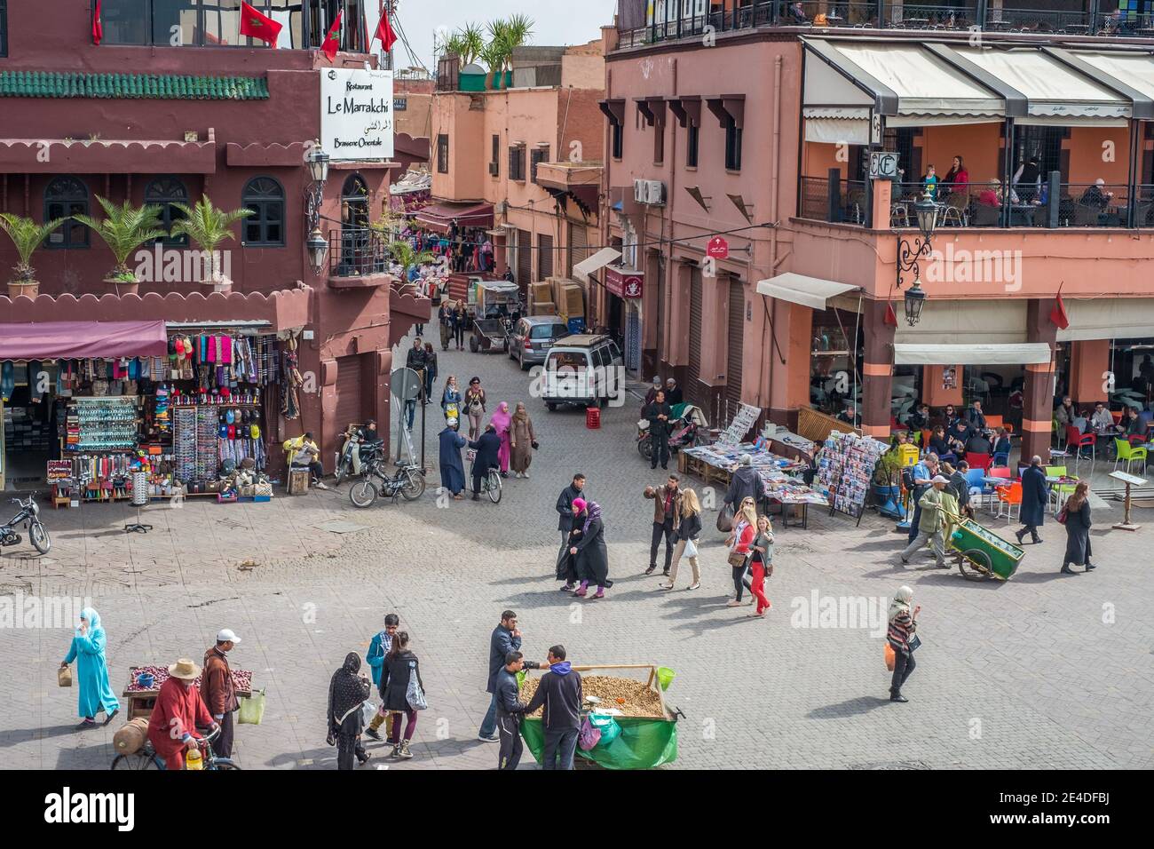 Marrakech souk & Jemaa el-Fnaa square and market place in Marrakesh's ...