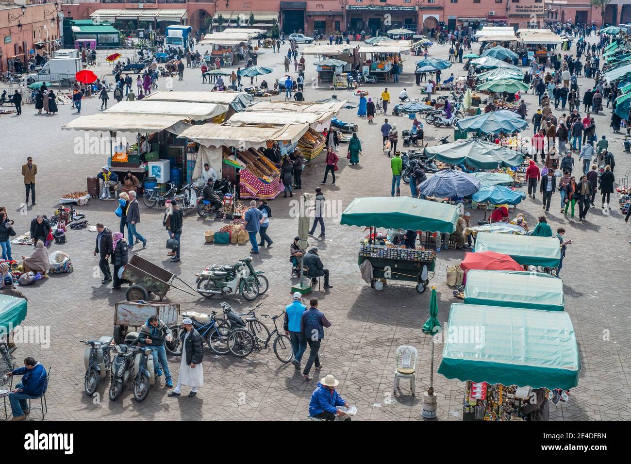 Marrakech souk & Jemaa el-Fnaa square and market place in Marrakesh's ...