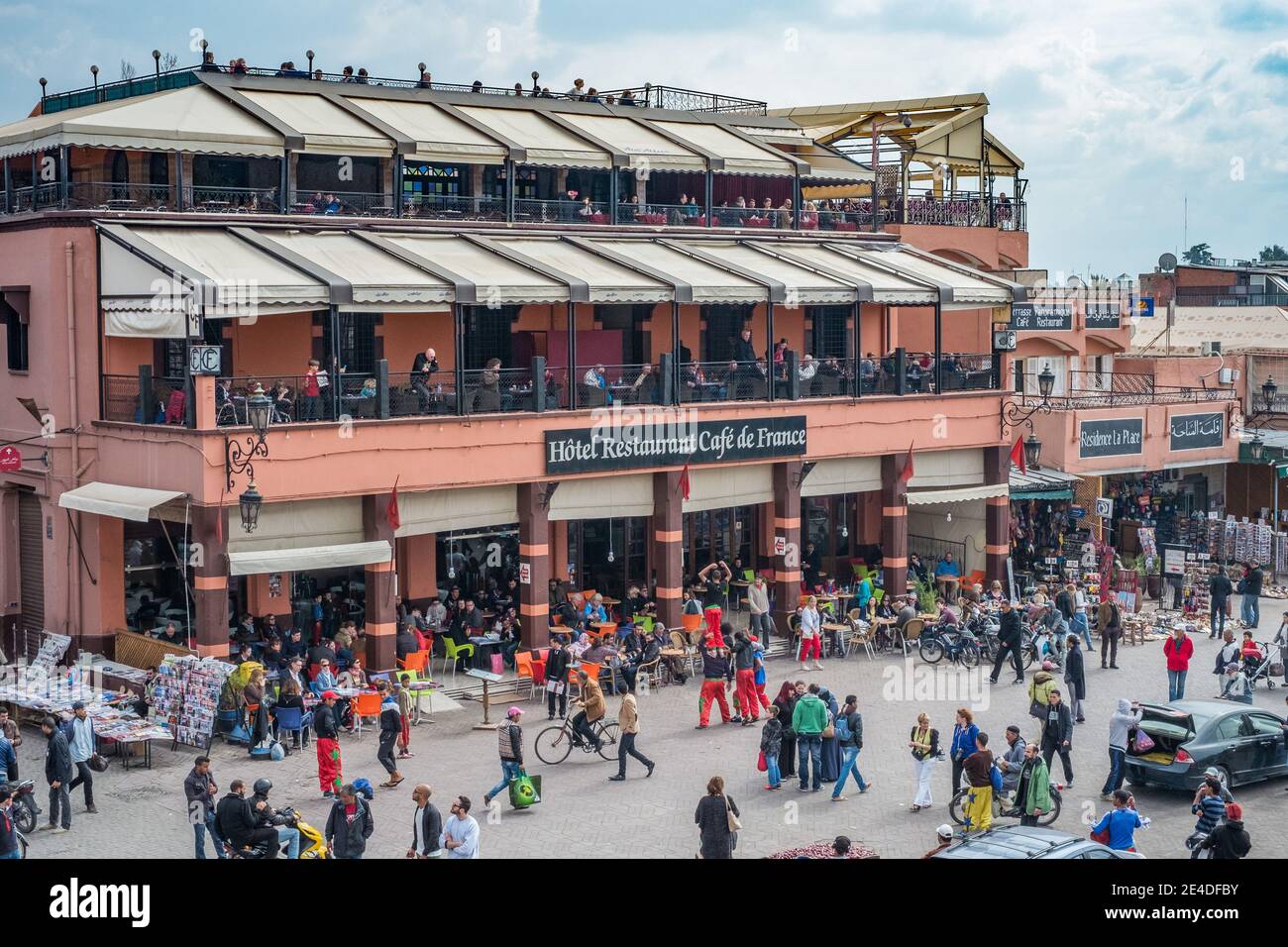 Marrakech souk & Jemaa el-Fnaa square and market place in Marrakesh's ...
