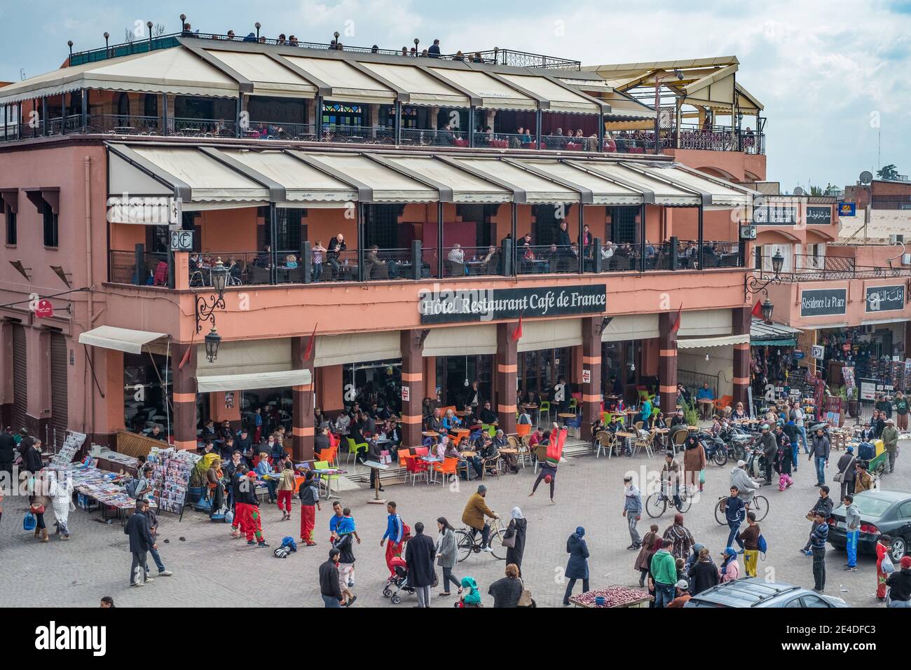 Marrakech souk & Jemaa el-Fnaa square and market place in Marrakesh's ...