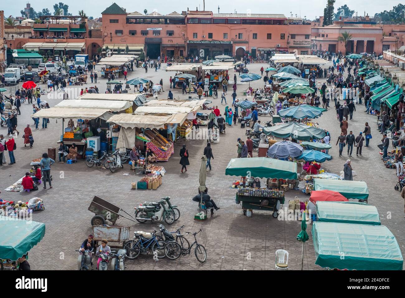 Marrakech souk & Jemaa el-Fnaa square and market place in Marrakesh's ...